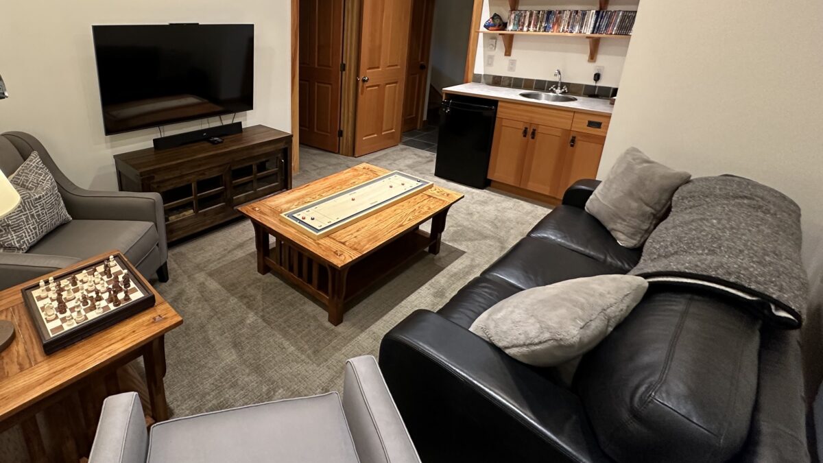 Wolf Lake 4: Amenities, Availability & Rates