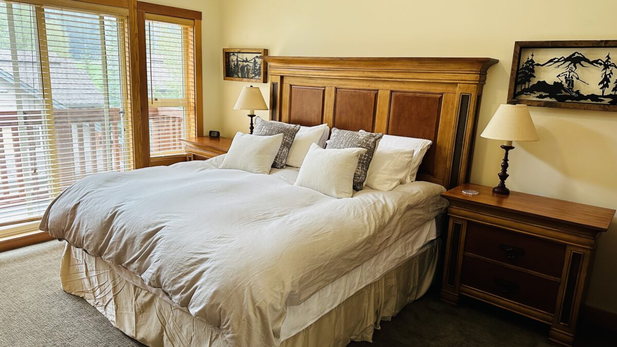 Wolf Lake 4: Amenities, Availability & Rates