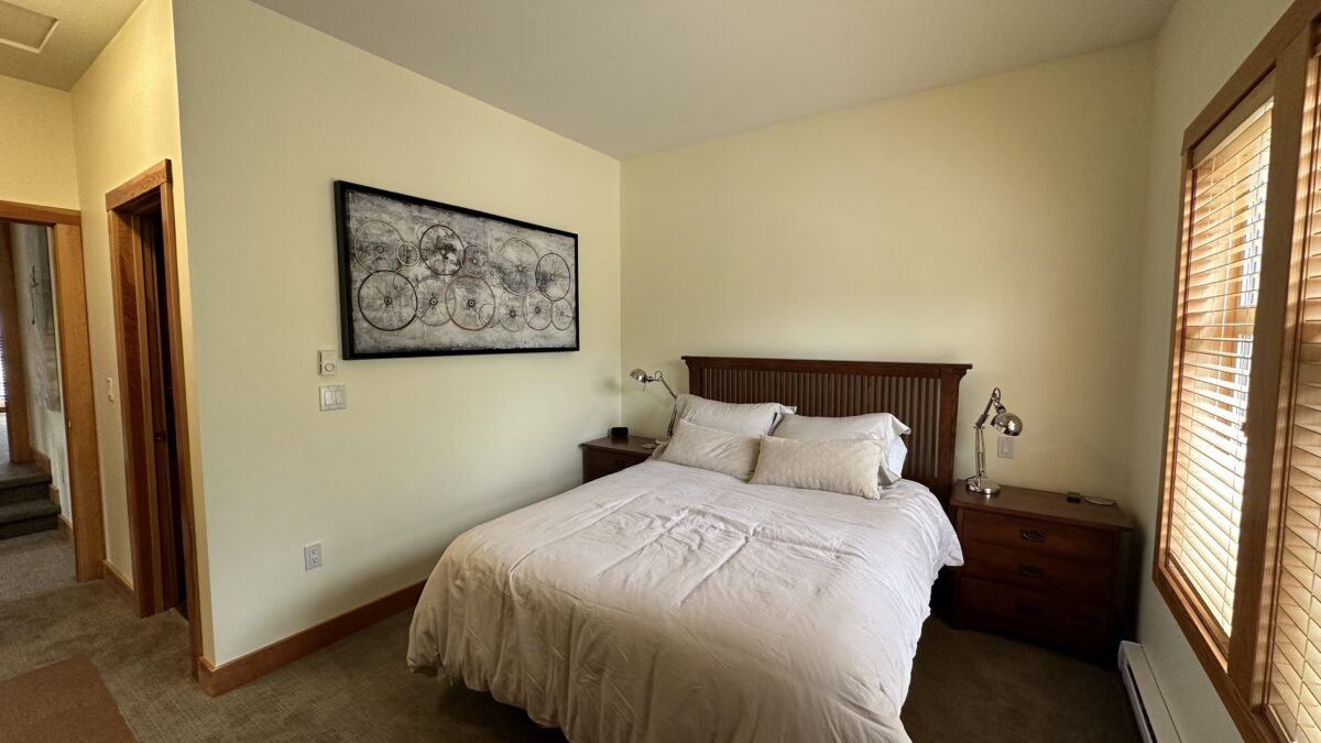 Wolf Lake 4: Amenities, Availability & Rates